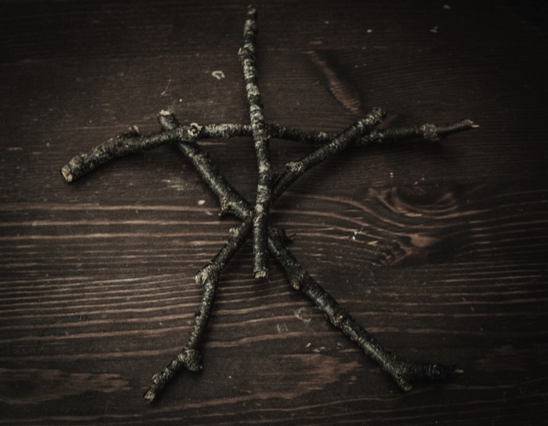 DIY In The Dark : The Blair Witch Project Stick Figure – Celebrating ...